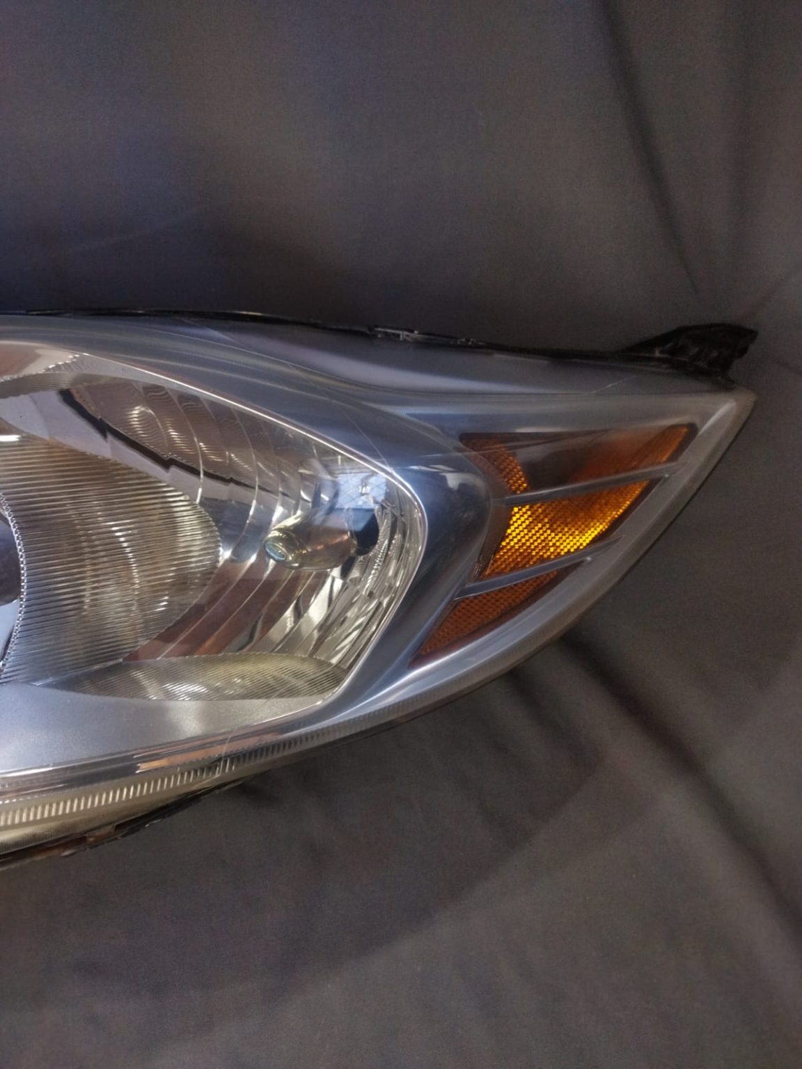 FAROL NEW FIESTA MEXICANO 11/12 CROM PISCA AMBAR LE - Auto Peças Picolotto