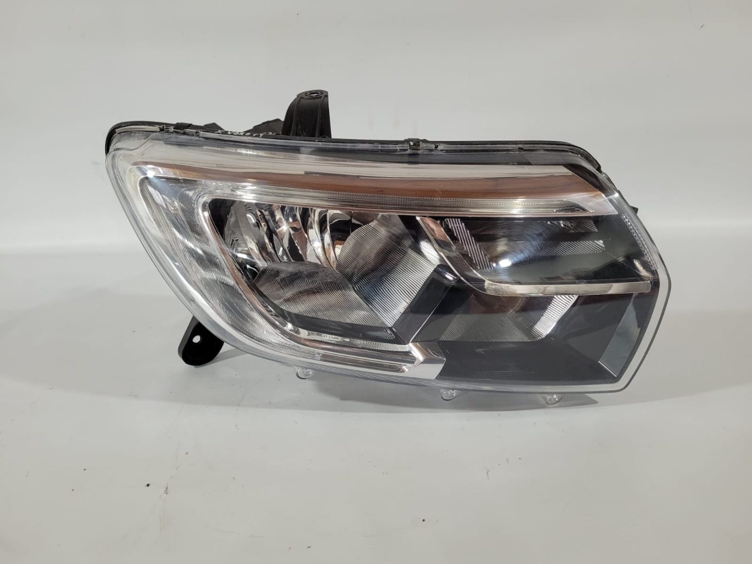 FAROL SANDERO/LOGAN 20/22 C/LED LD - Auto Peças Picolotto